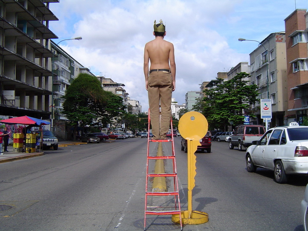 the king of the island - Ignacio Pérez Pérez | Live biped art since 1984