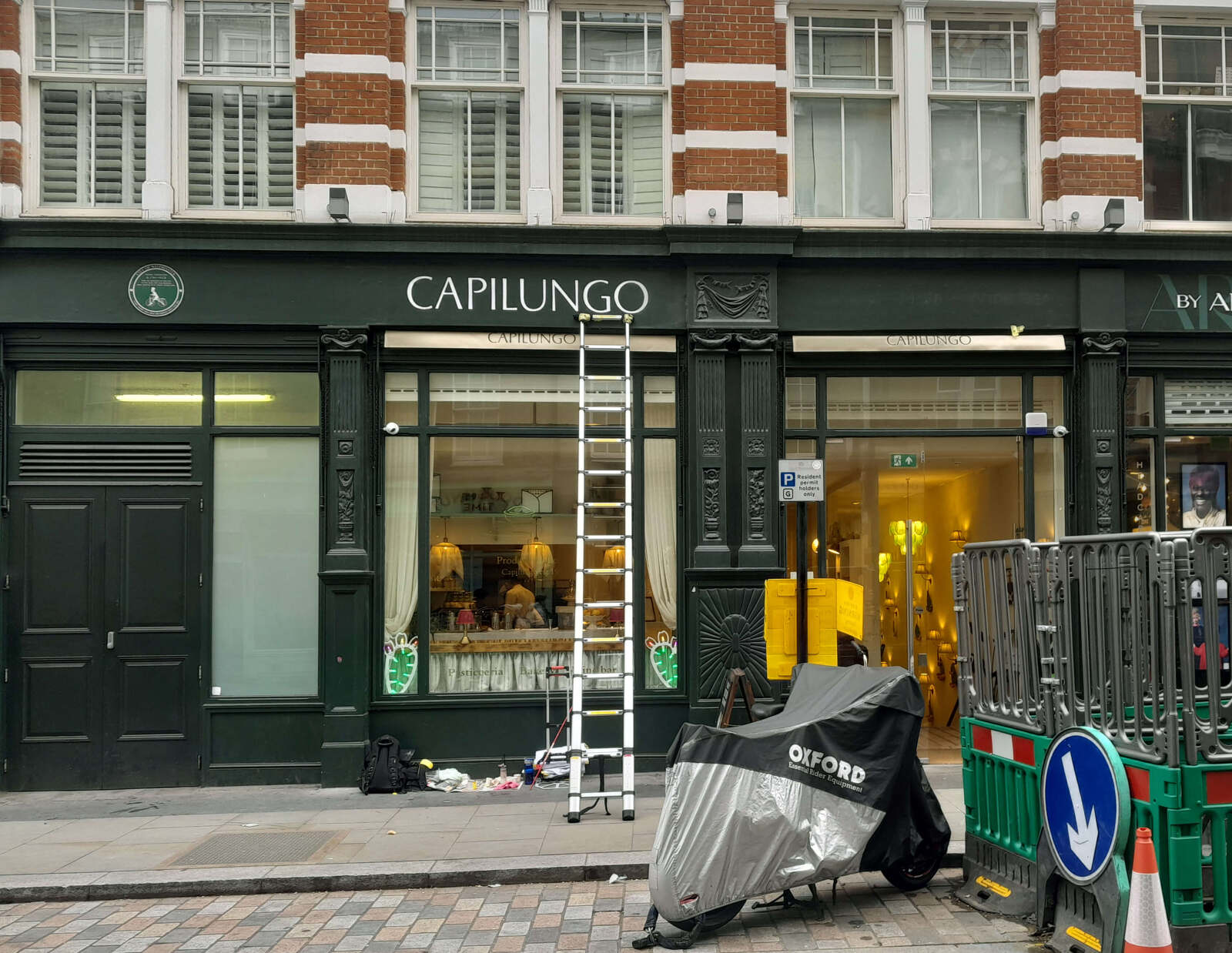 Capilungo - Covent Garden - Morley Signs