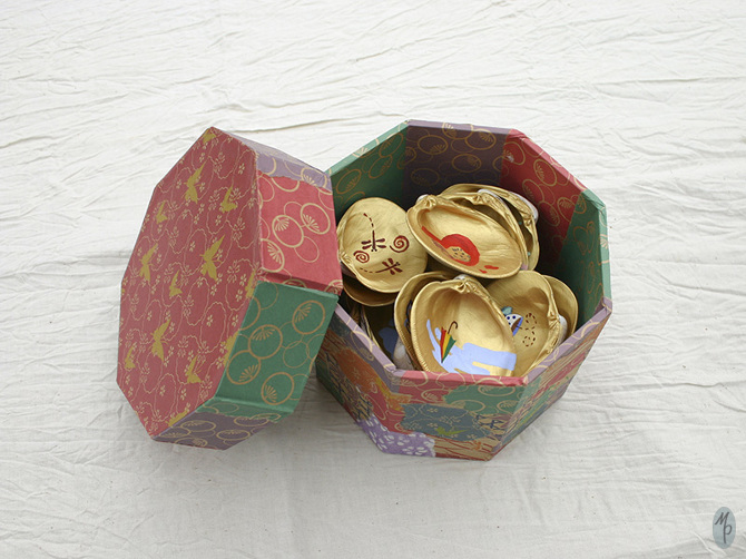 貝覆い (Clam shell matching game) - Mariko Perry