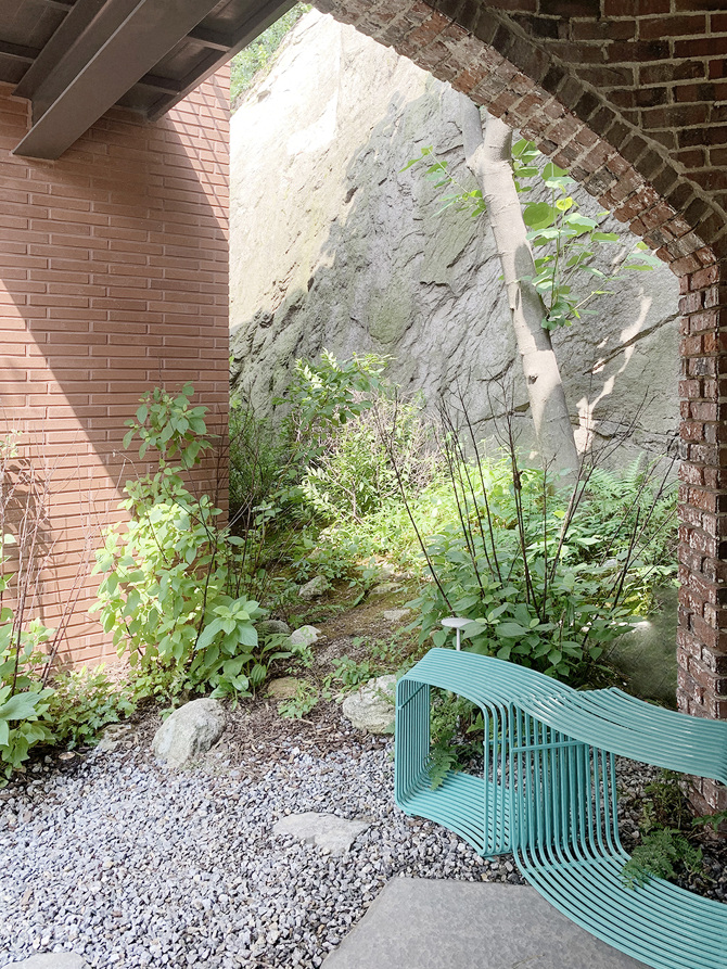 blue bench 2022 - studio EJ