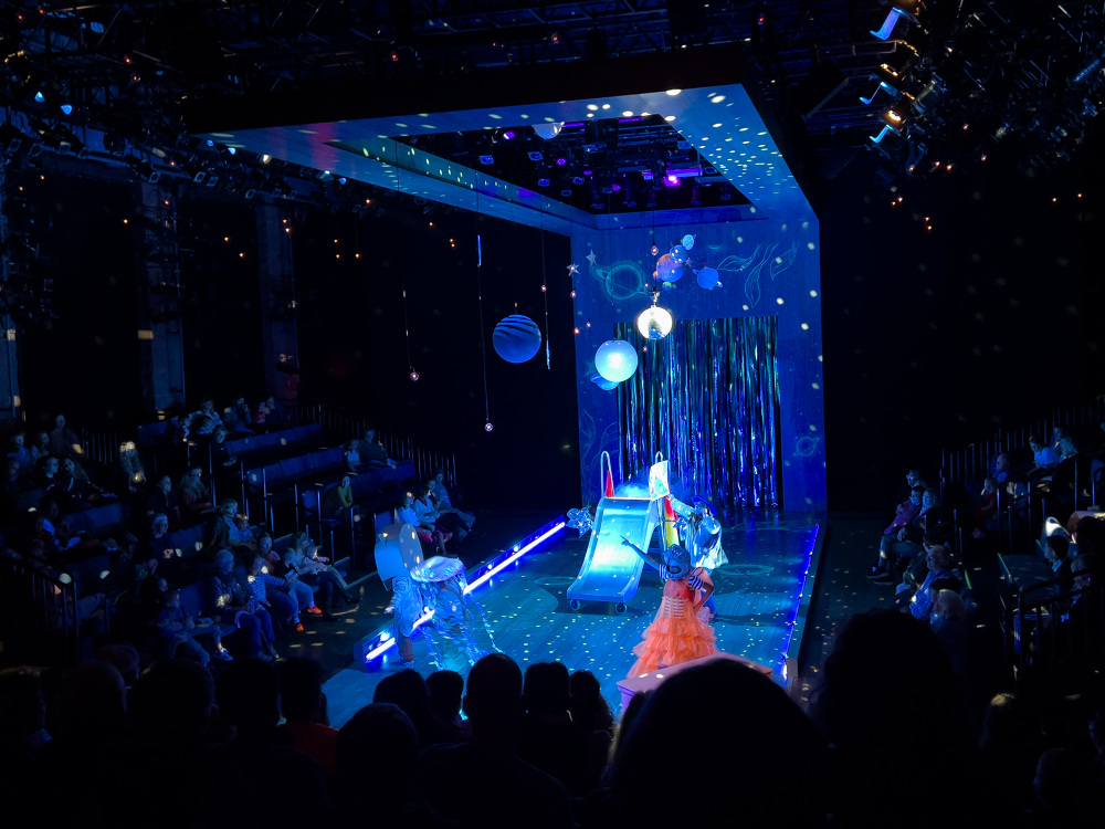 MORRIS MICKLEWHITE AND THE TANGERINE DRESS - Sotirios Livaditis