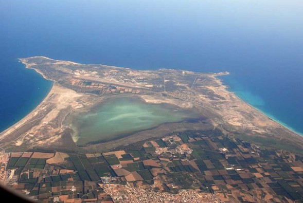 Akrotiri: a must visit peninsula (The Cyprus Weekly 18/1/2014) - de παρίας
