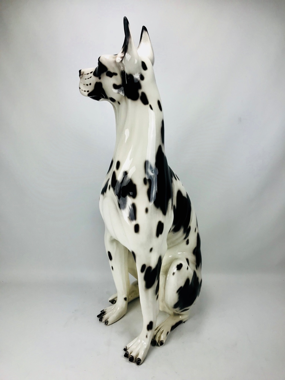 Beautiful lifelike ceramic statue of a dog - www.wow.gallery