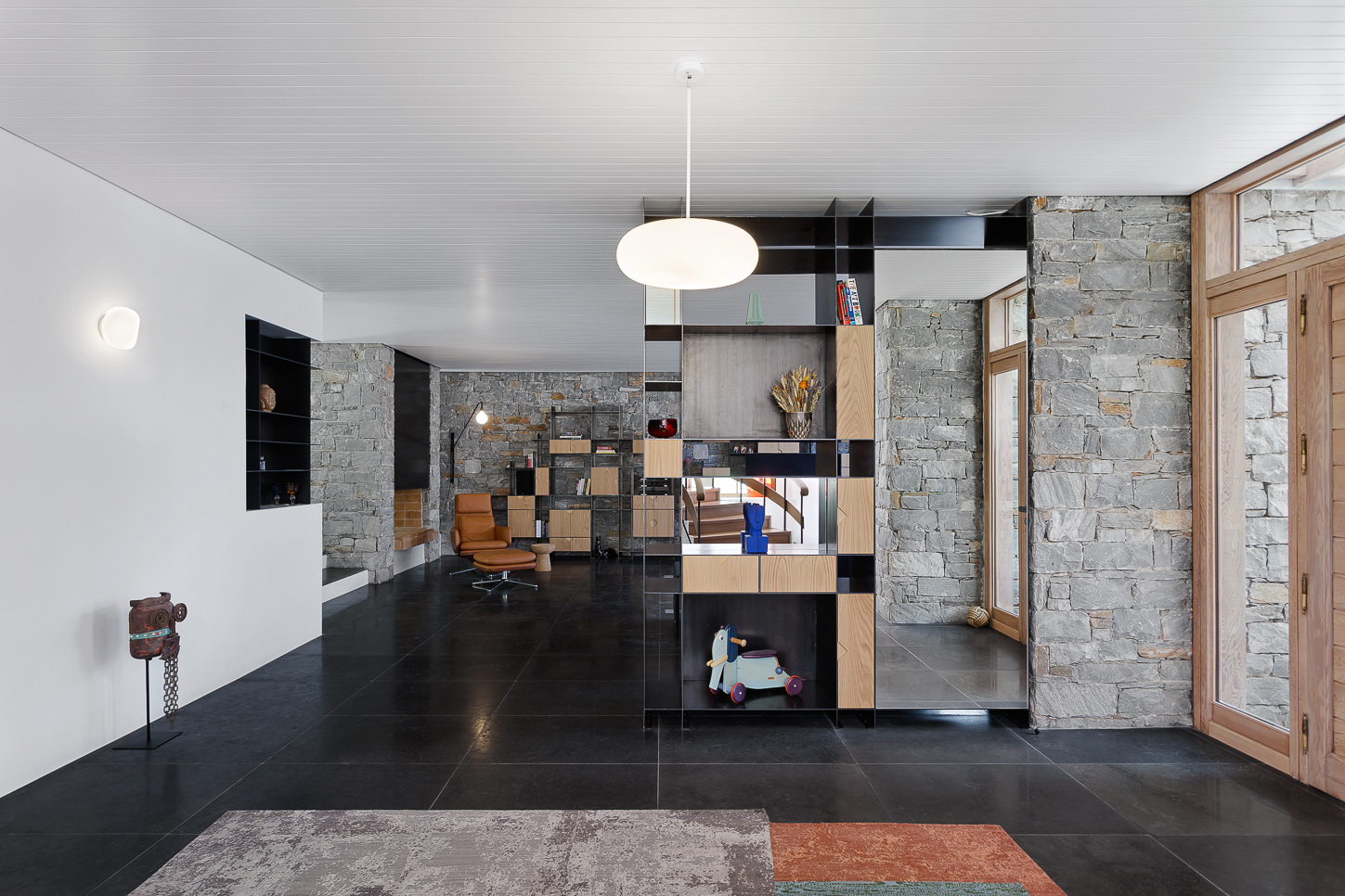 suburban-stone-house - en-route-architecture---