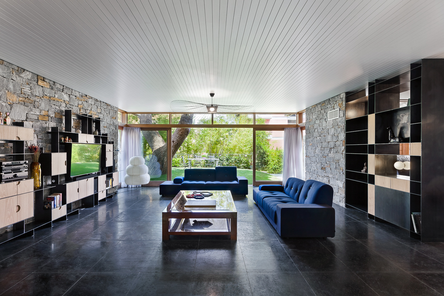 suburban-stone-house - en-route-architecture---