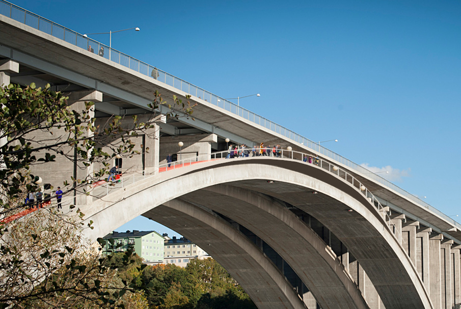 UNDER THE BRIDGE - UMA