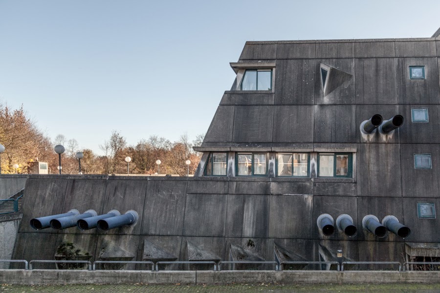 1: Sitting Brutalist Complex - vr