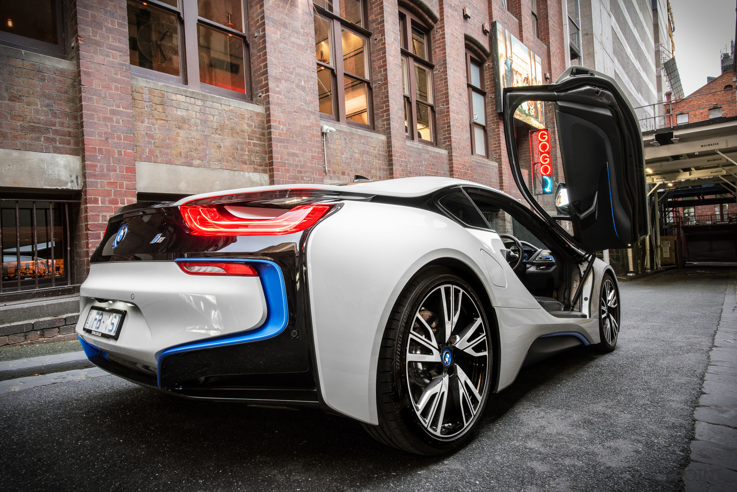 2016 BMW i8 - onpoint