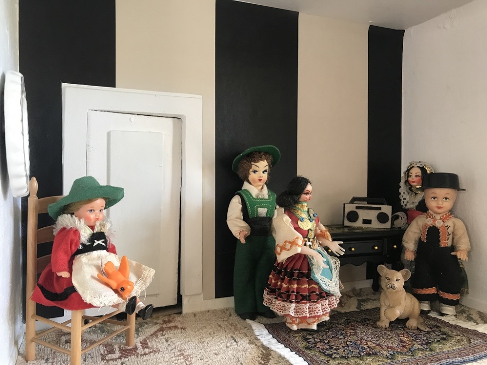 Small House Gallery - Eldi Dundee, Visual & Performing Artist ...