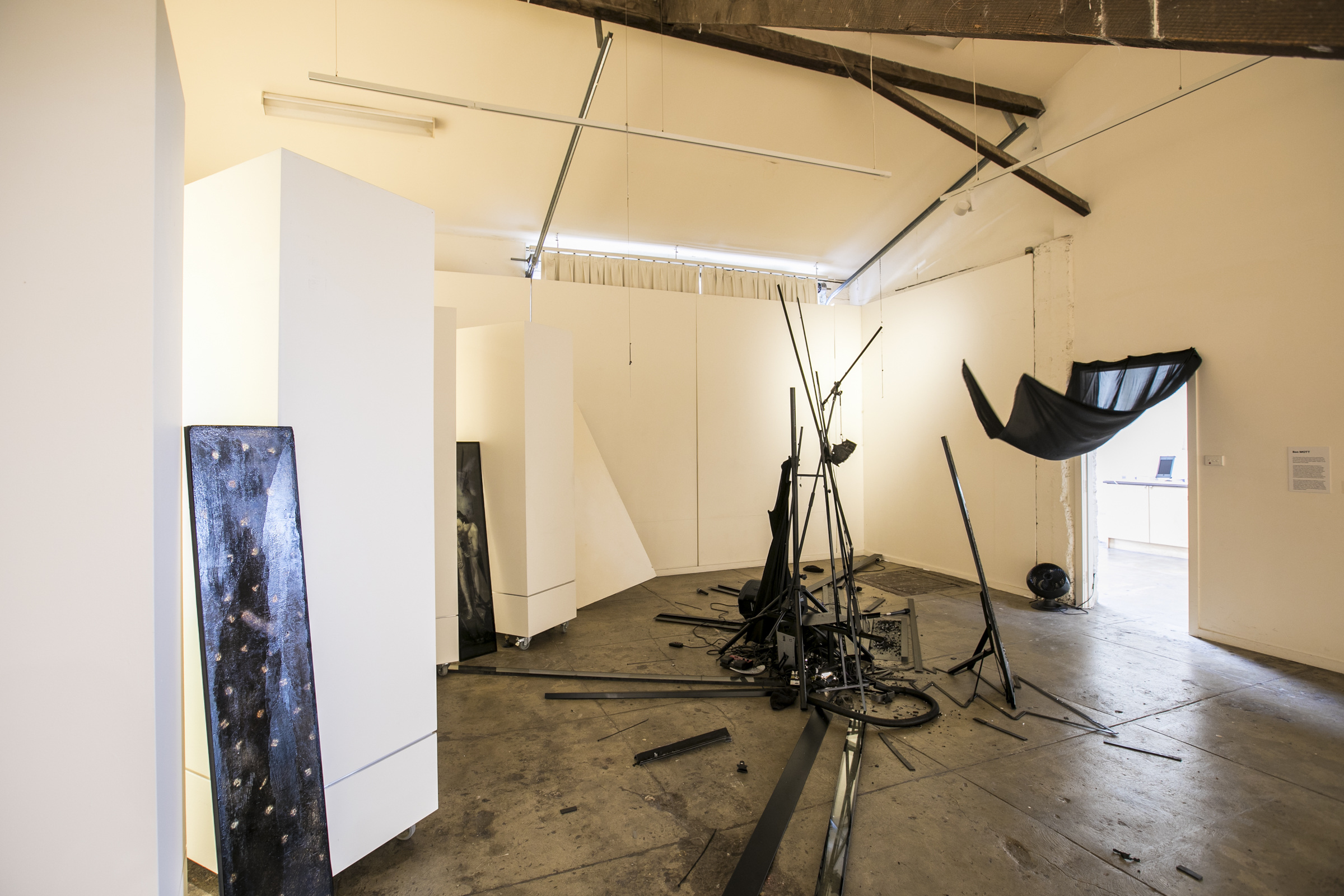 Installation Incinerator Gallery - Bon Mott