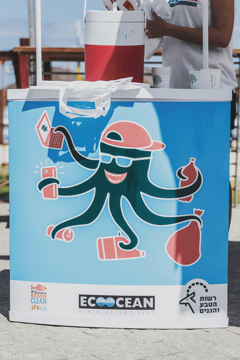 2 Minute Beach Clean - Tzipra Studio