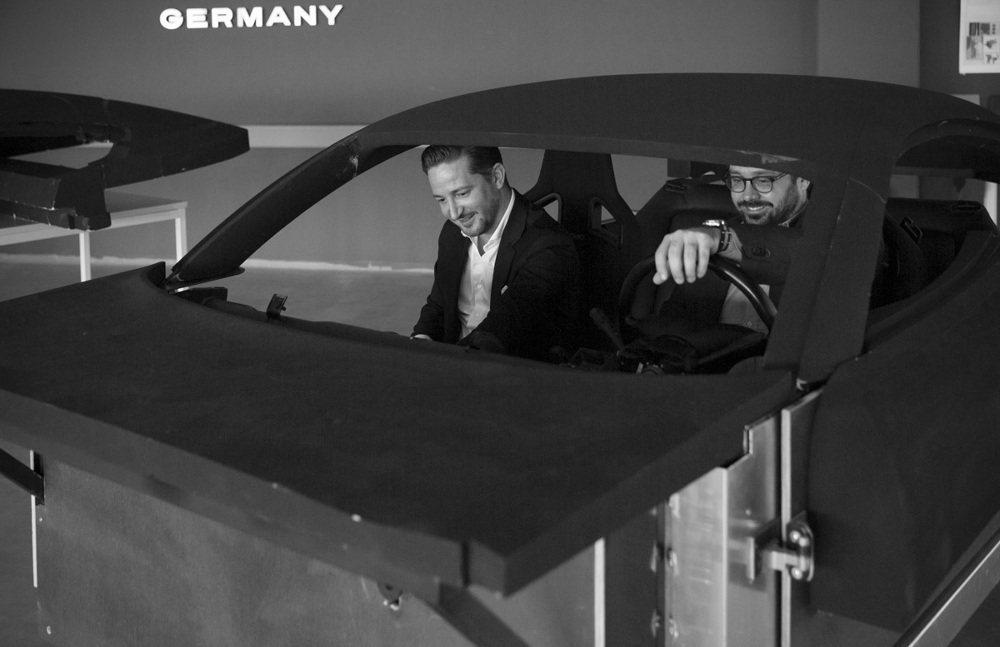 Anton Piech und Rea Stark Rajcic mit ihrem neuen Sportwagen Mark Zero ...