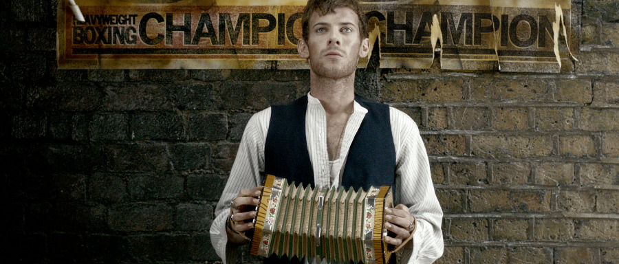 Crystal Fighters / Champion Sound (Dir.) - B + L
