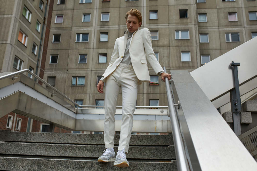 KADEWE MAN STILLS - Magnus Magnusson