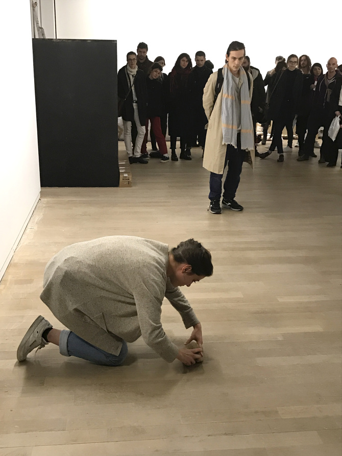 Le vrai pécheur à lui même caché le poisson derrière la pierre - Anna ...