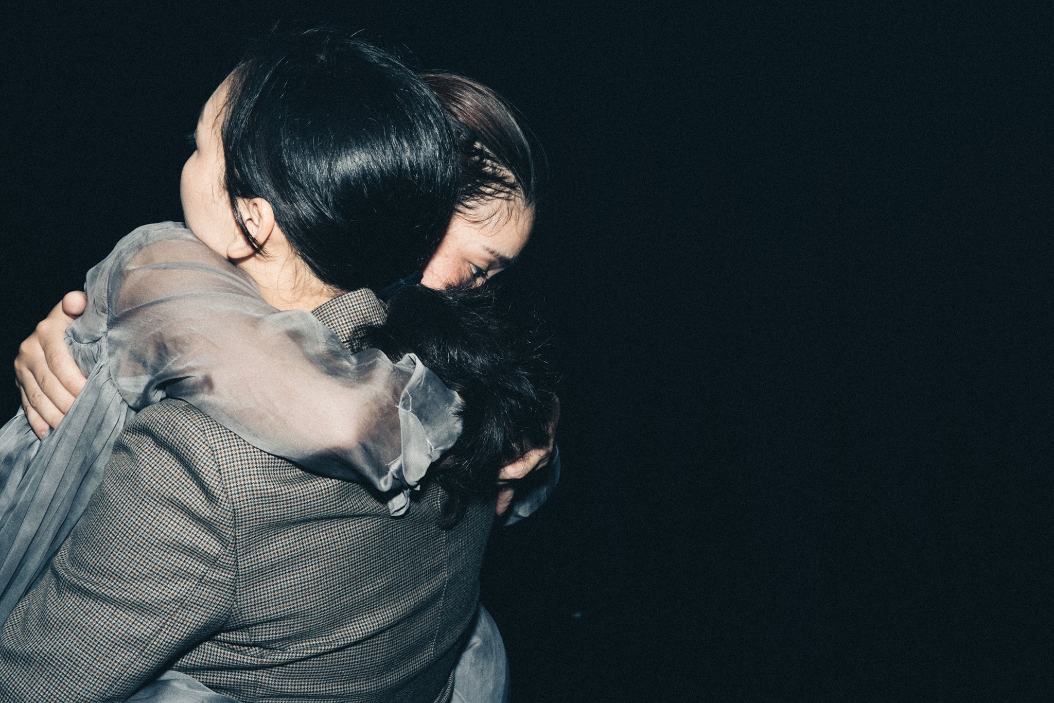 [ 在「洞」中，面對自我所處的徬徨世代 ] - JUBYCHIU