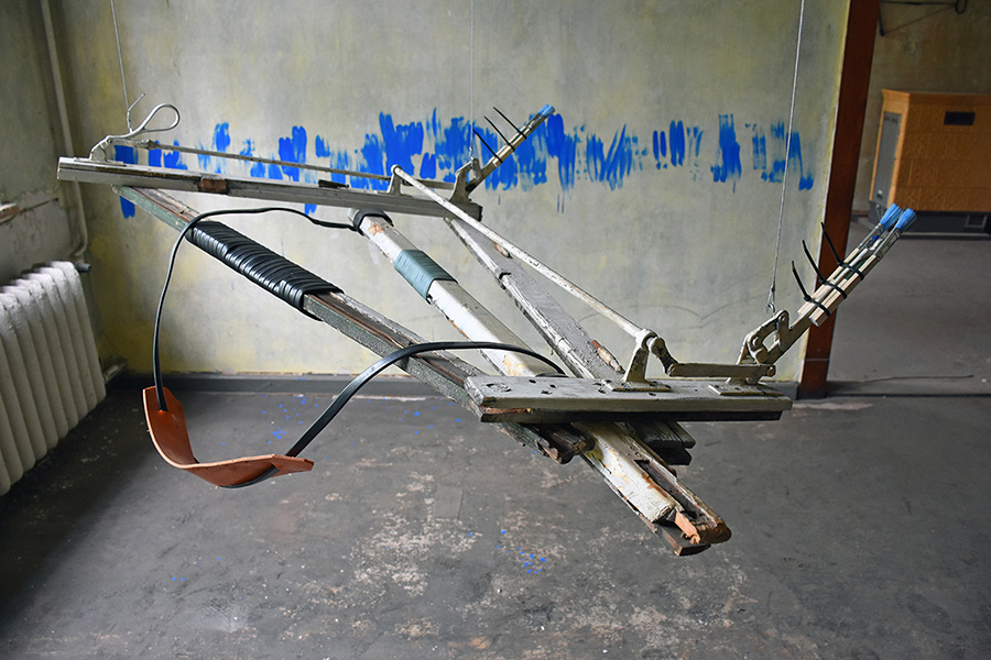 UNPRACTICAL PAINTING DEVICES - Daan Botlek