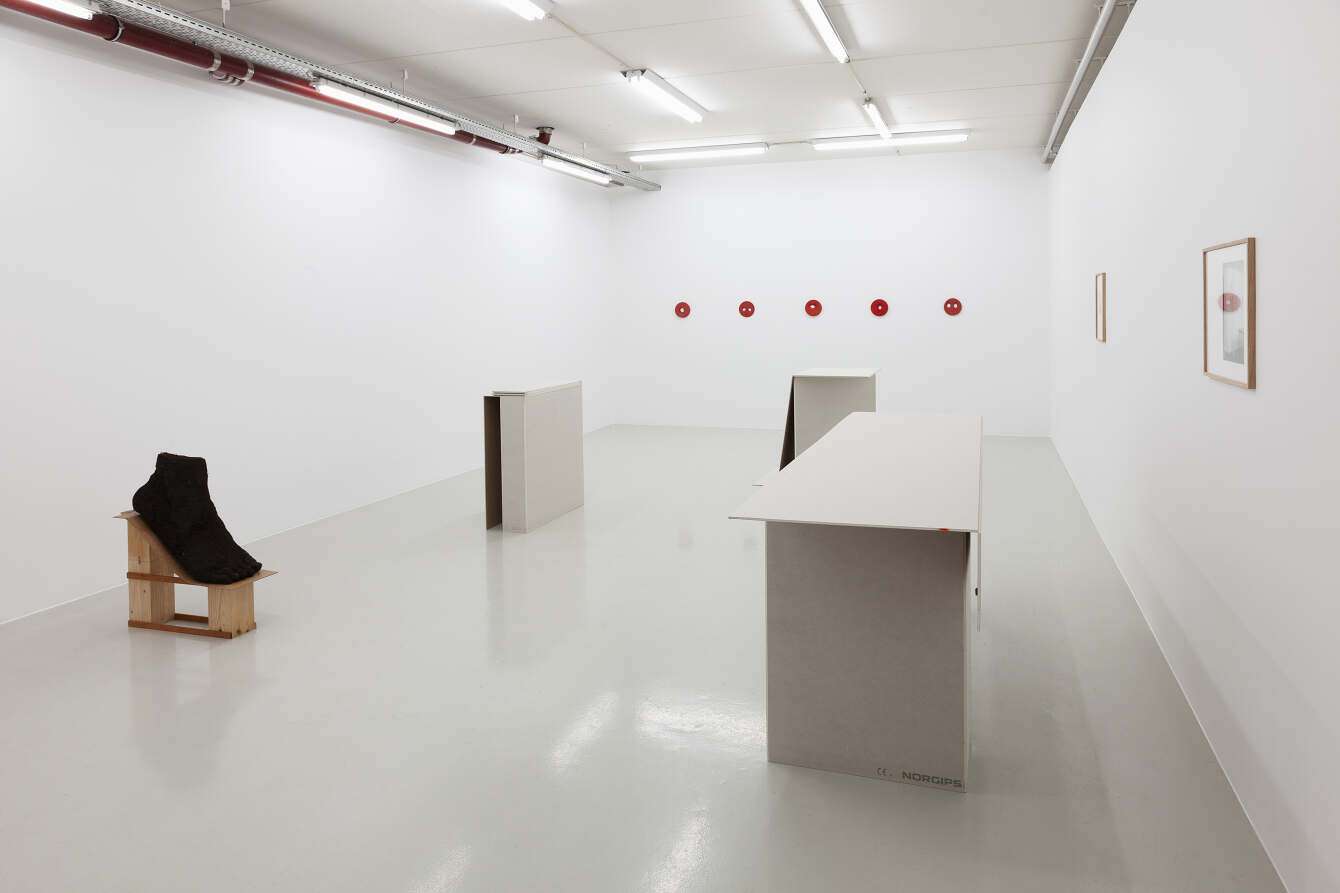 In an uncomfortable room - www.kristinabengtsson.com