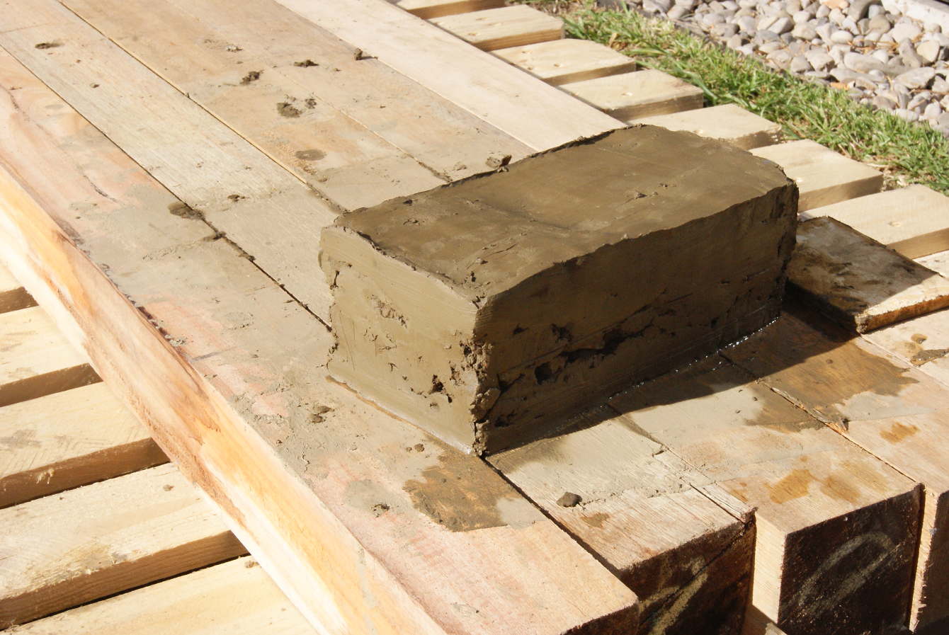 Casa Parapeto: construir y habitar con tierra - Gabriela De Castro