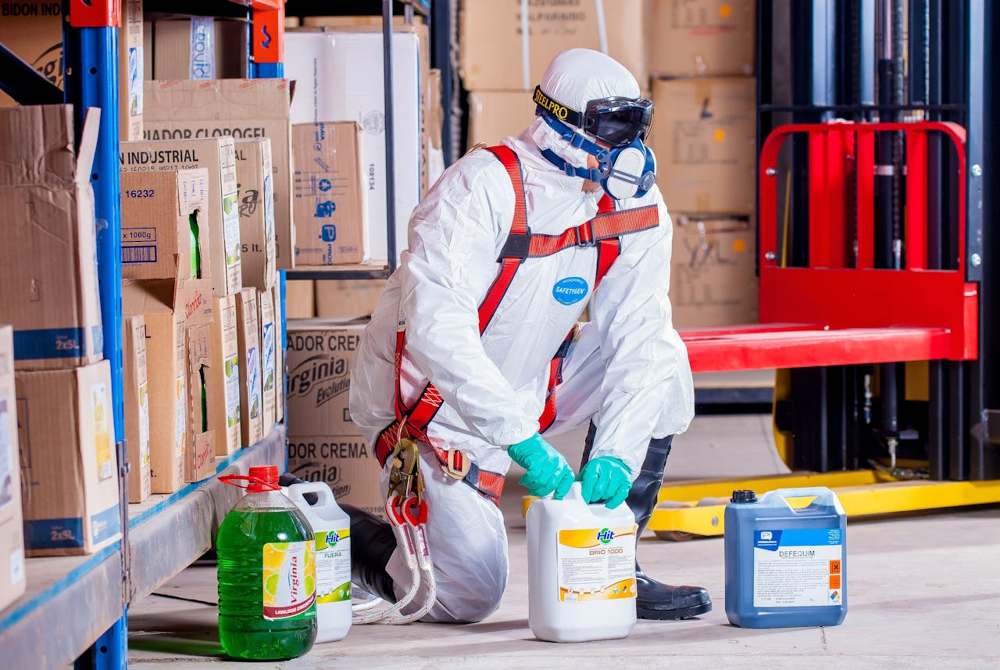 4 Tips for Finding the Right Fume Hood for a Scientific Cleanroom ...