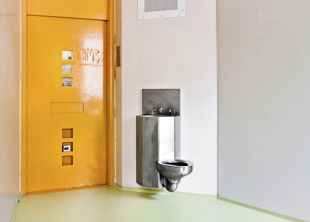 Designs for discomfort - Lynne Brouwer