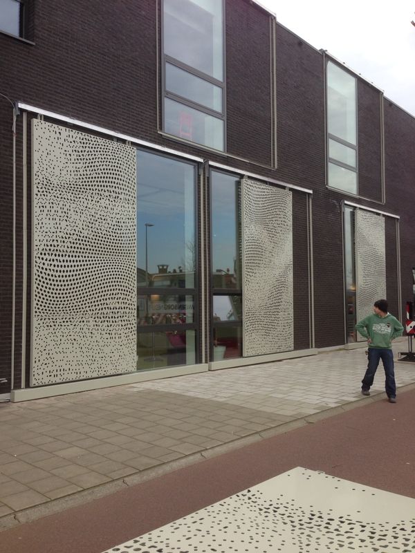 Perforated sun screens Berger Barnett Architects - www.hansje.net