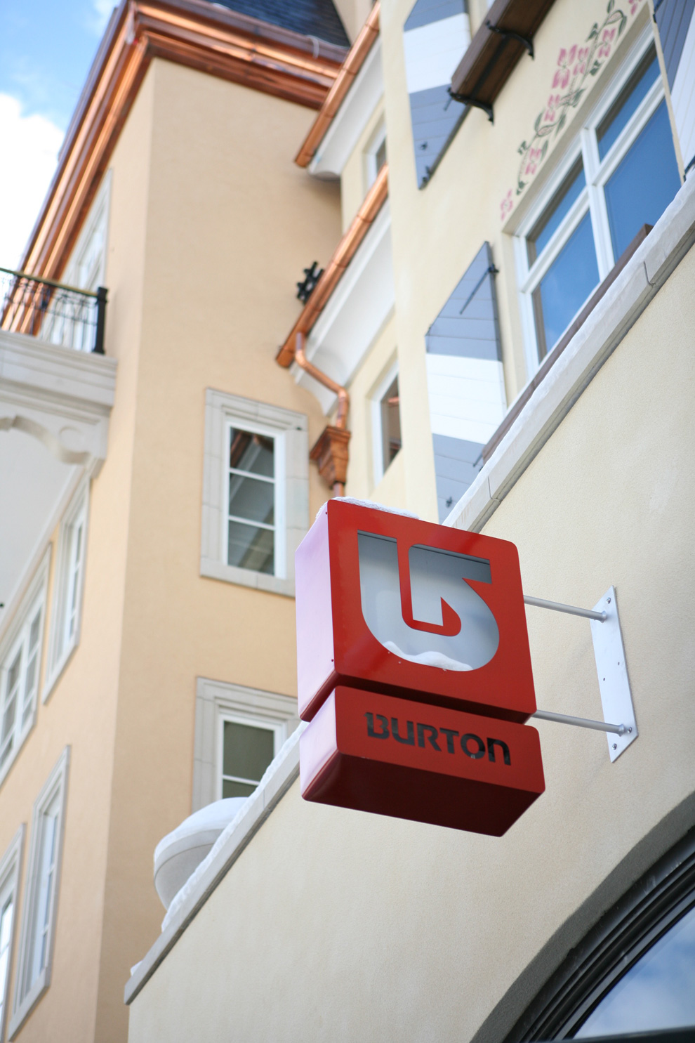 BURTON: VAIL FLAGSHIP RETAIL STORE - tres birds