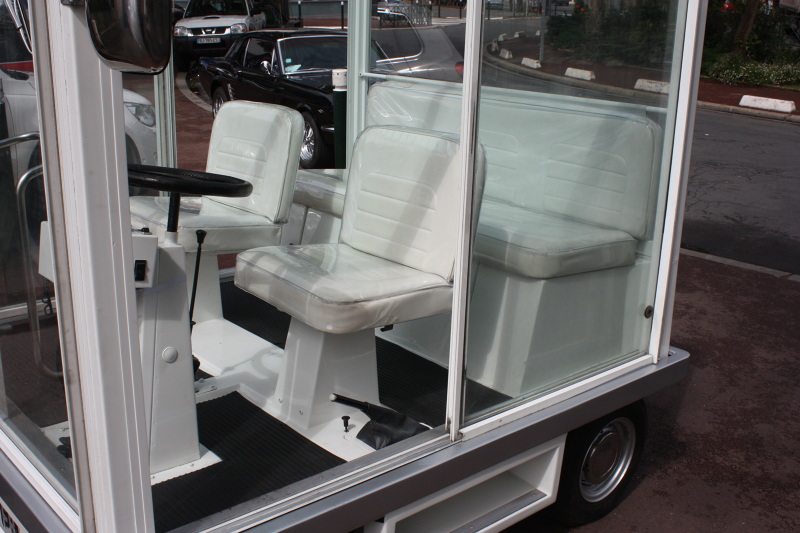 Le "cube", la voiture par Quasar Khanh 1968 - velvet galerie - mobilier ...