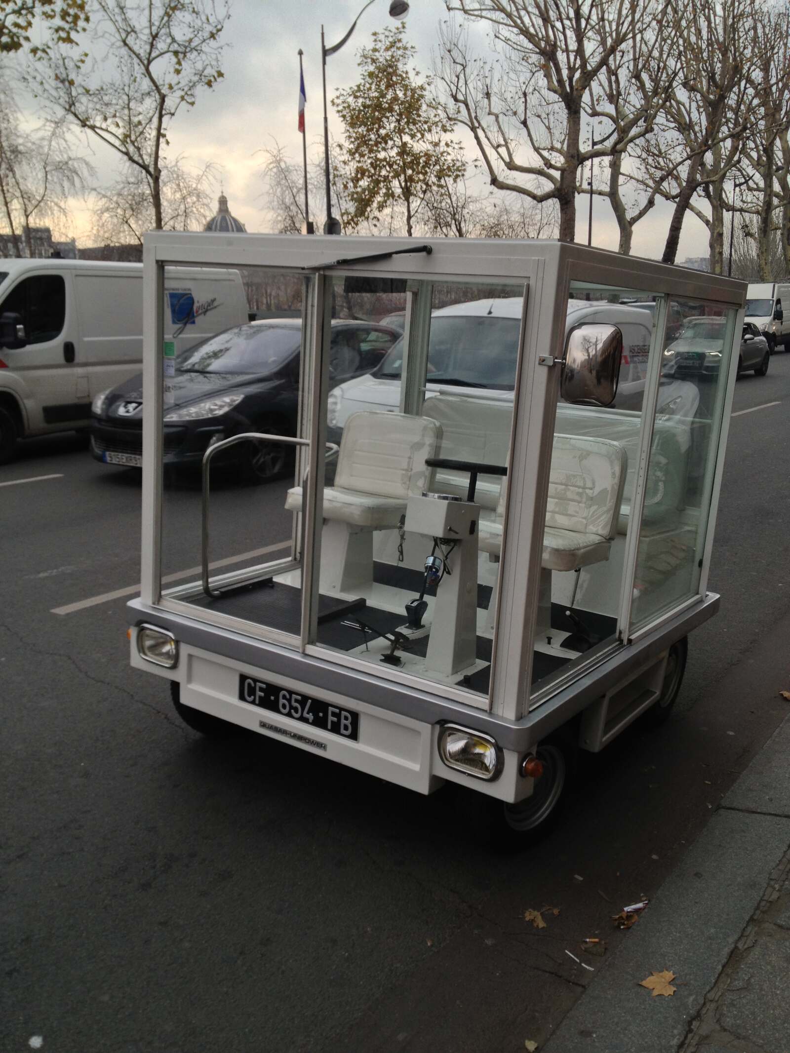 Le "cube", la voiture par Quasar Khanh 1968 - velvet galerie - mobilier ...