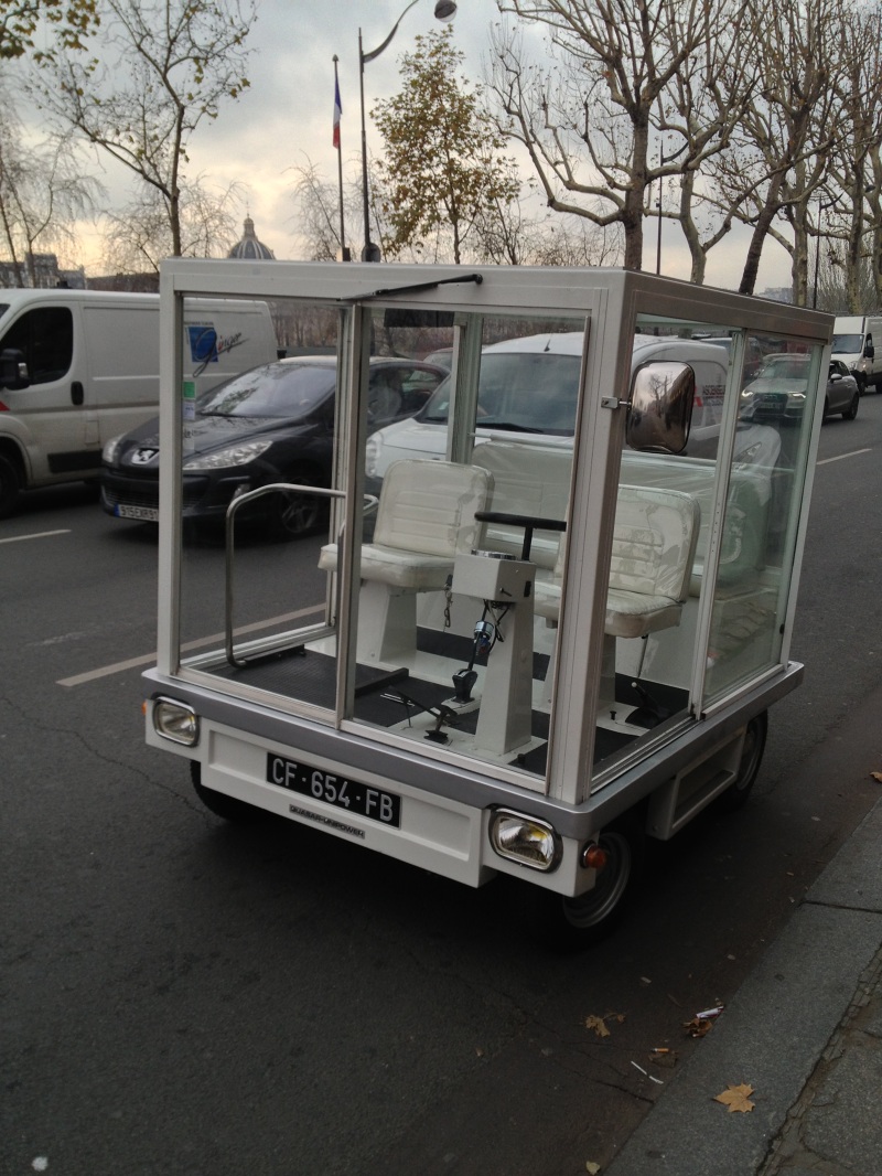 Le "cube", la voiture par Quasar Khanh 1968 - velvet galerie - mobilier ...