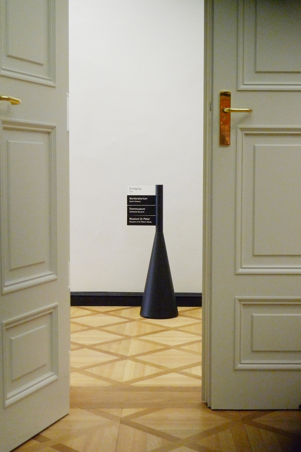 Signage System / Domquartier Salzburg - www.losos.de