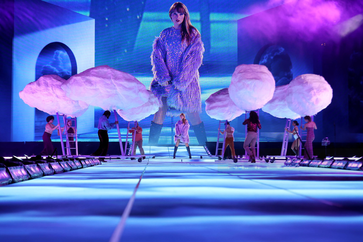 Taylor Swift: The Eras Tour Visuals - Yo Showtime