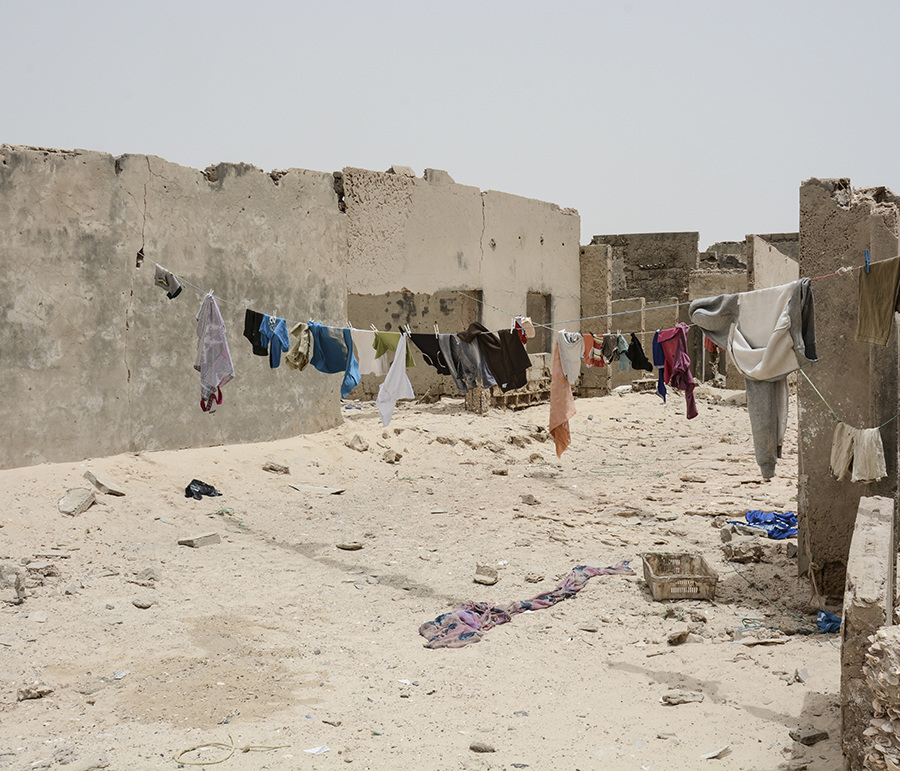 La Guera - Angus MacKinnon