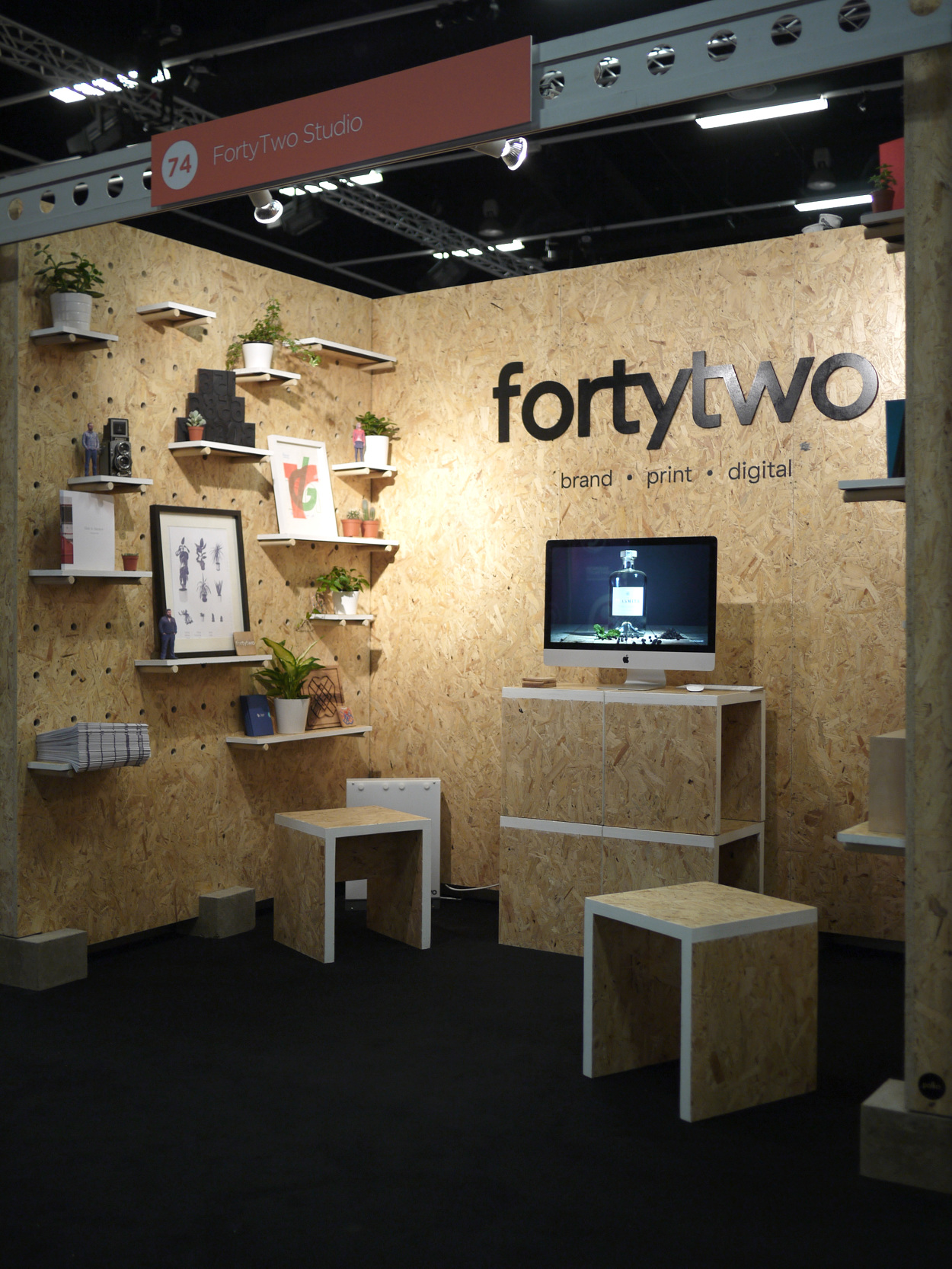 FORTYTWO EVENT STAND - polka