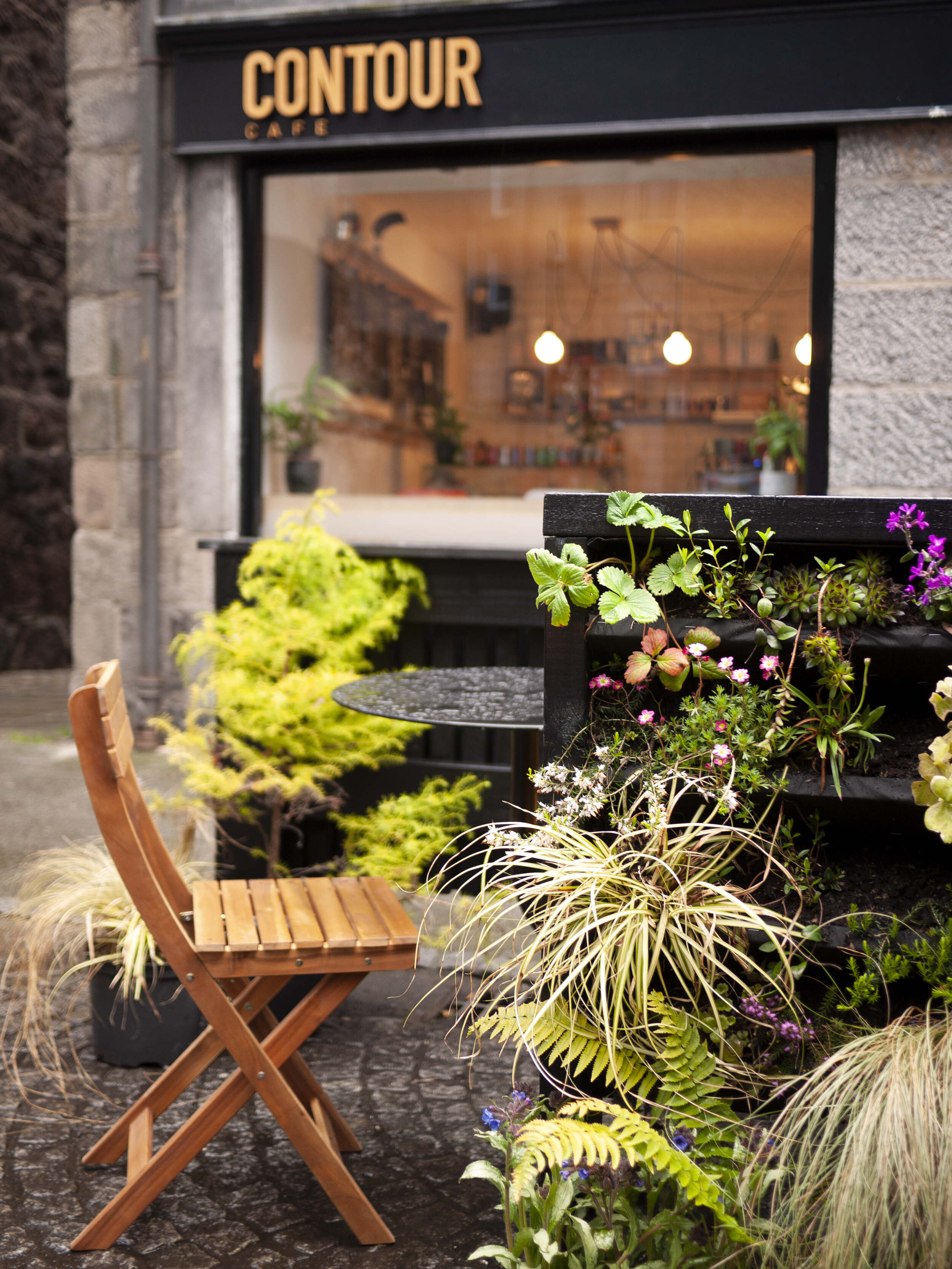 CAFE CONTOUR - OUTDOOR SEATING - polka
