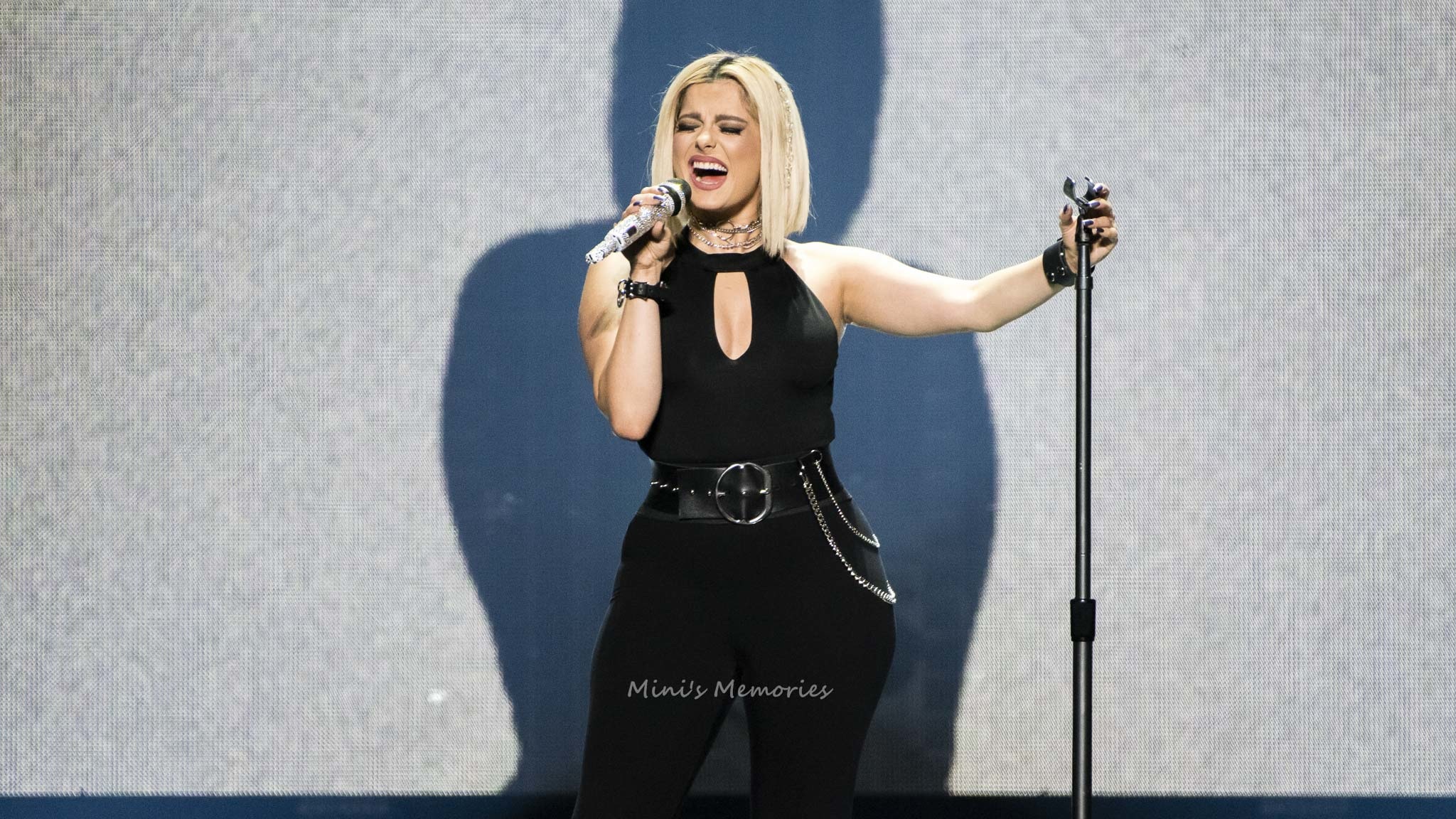 Bebe Rexha - Happiness Begins Tour w Jonas Brothers. - Edda Gudmundsdottier