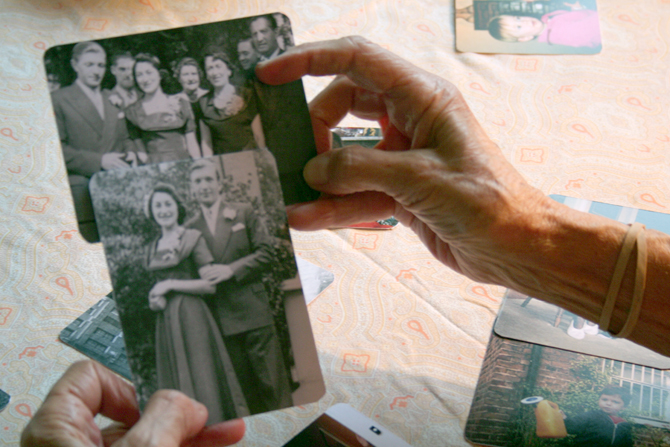 Playing: card game - Communication Design for Alzheimer's Disease