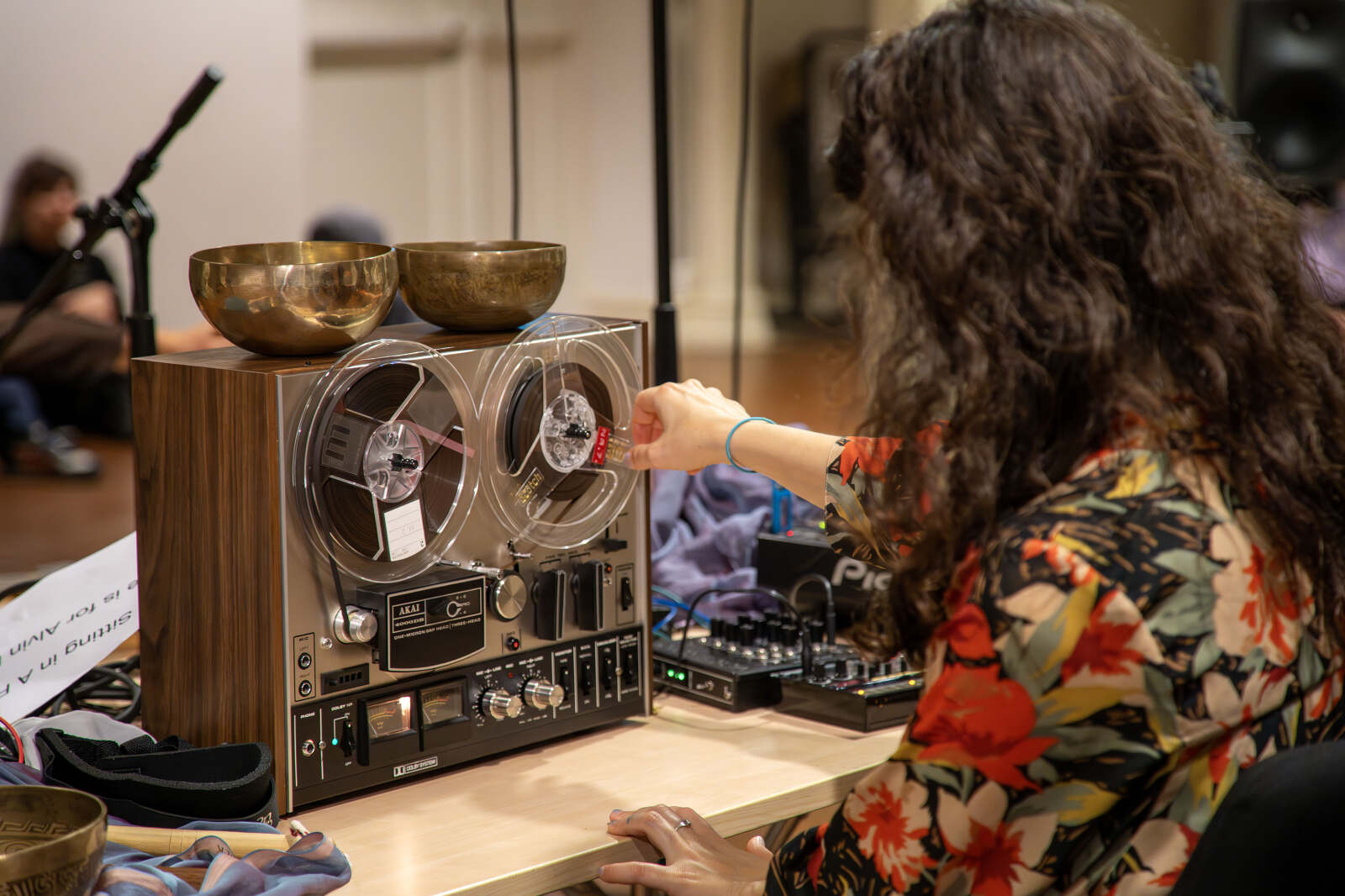 We Are Sitting in A Room ; Homage to Alvin Lucier - Mor Efrony