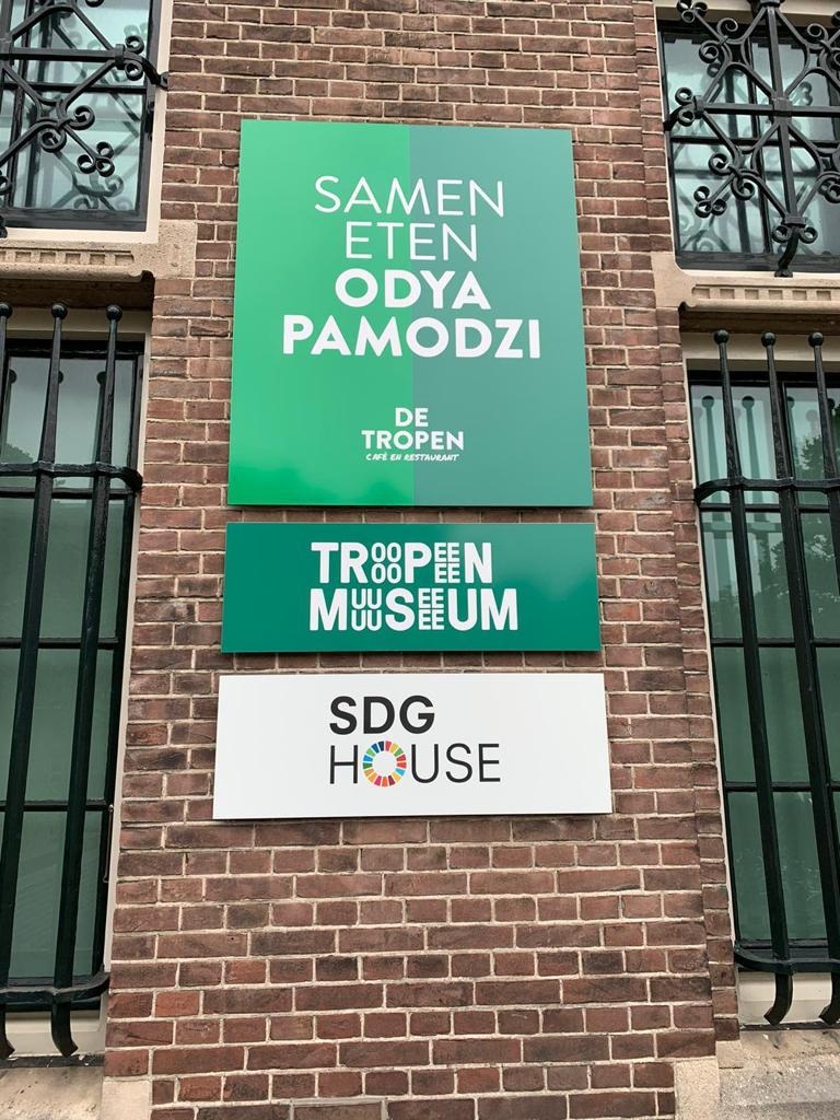 Signing voor KIT Royal Tropical Institute - Stephan Csikós, visual ...