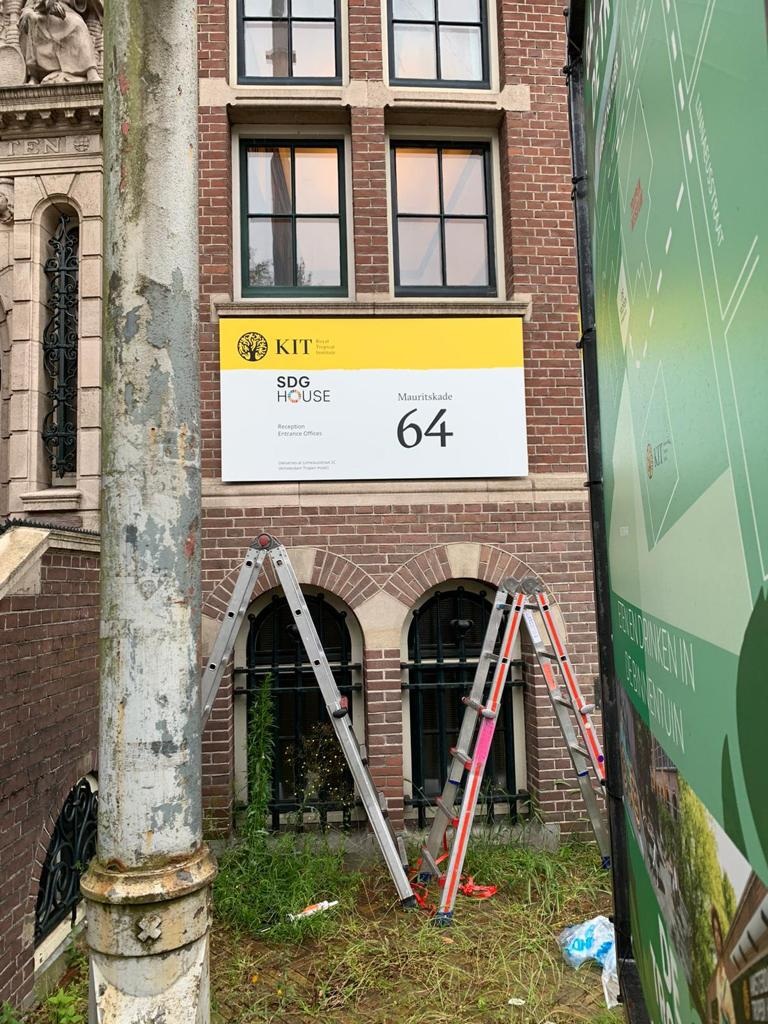 Signing voor KIT Royal Tropical Institute - Stephan Csikós, visual ...