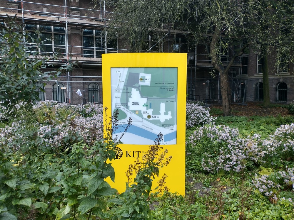 Signing voor KIT Royal Tropical Institute - Stephan Csikós, visual ...