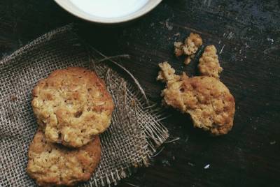 SPICED OAT BISCUITS - OSTRO